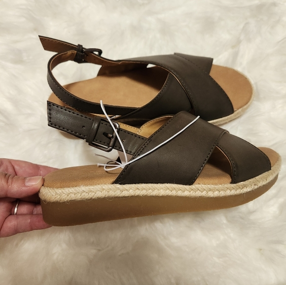 Universal Thread | Shoes | Universal Thread Brown Frances Sandals ...